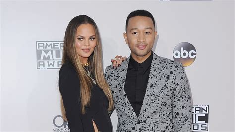 Chrissy Teigen Addressed Her Amas Wardrobe Malfunction Like A Boss