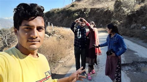 Isha Indra Dii Aur Jiju Ki Pose Photography Kar Rahi Hai