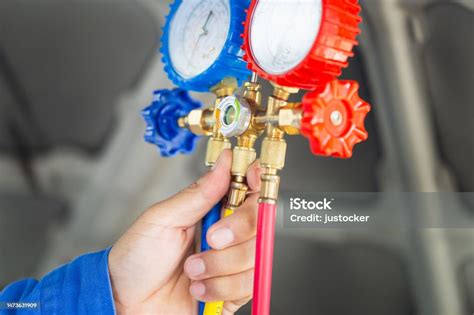 수리공 유지 모니터 도구 확인 및 고정 자동차 에어컨 시스템 기술자 체크 자동차 에어컨 시스템 냉매 충전 에어컨 수리 검사 보기에 대한 스톡 사진 및 기타 이미지 Istock