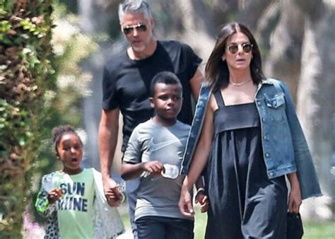Os 2 Filhos Adotados De Sandra Bullock Louis Bardo Bullock E Laila