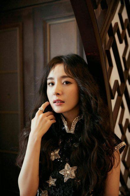杨幂出席《达人秀》发布会，穿星星旗袍甜美优雅，看身材最多20岁改良