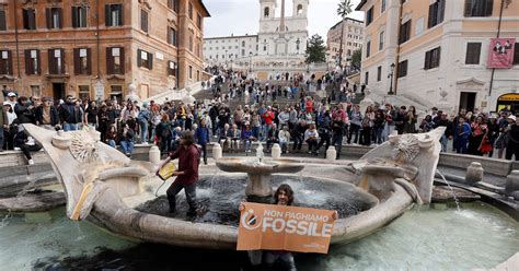Activistas Ambientales Tiñeron De Negro Una Fuente Barroca En Roma