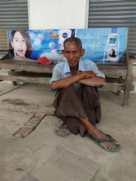 သူ့ရဲရောဂါကိုကုသချင်လို့ မနက်ကတည်းကနေ ညနေစောင်းအထိ ကတ္တရာလမ်းပေါ်ထိုင်ပ