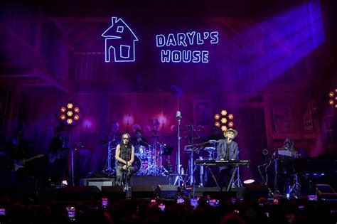 Review Daryl Hall Serves Up A Dose Of Nostalgia During Manila Concert