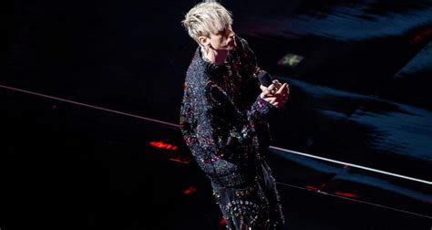 Machine Gun Kelly Disses Jack Harlow Look Listen Pro Motion Music News