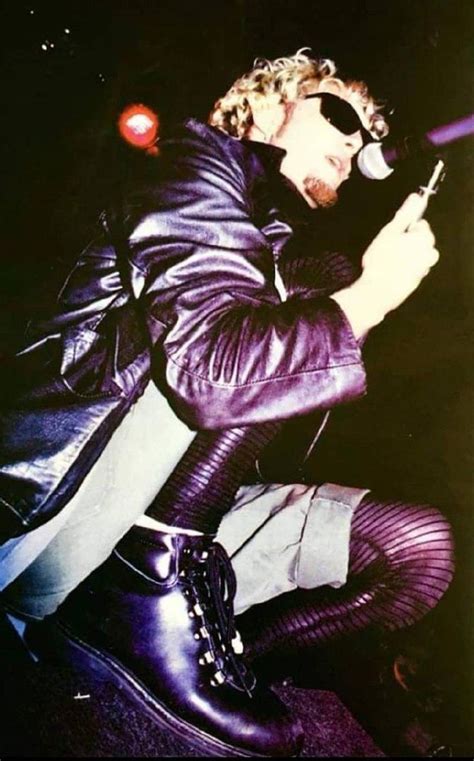 Layne Staley Lead Singer Of Alice In Chains Performing On Mtv Unplugged