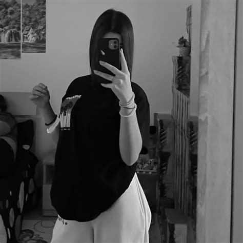 𝑐𝑎𝑟𝑙𝑎 Carlaa Mihaela • Threads Say More