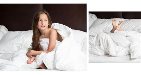 Família Feliz Deitada Debaixo Do Cobertor Na Cama Em Casa Foto Premium