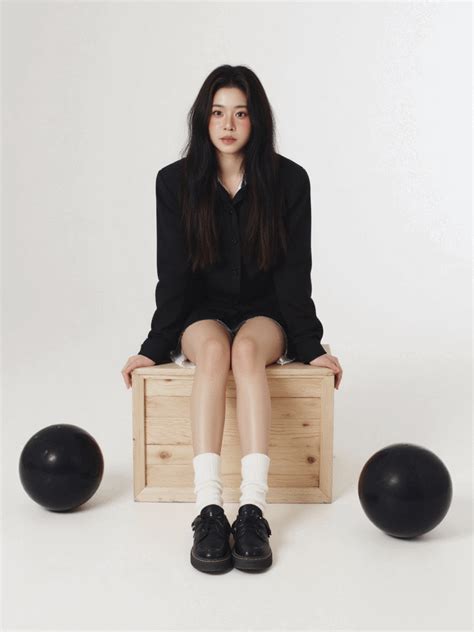 Dark Elegance Lora Hanvnai Shakker