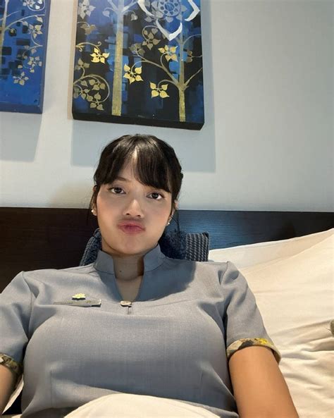 Lisa晒片场照记录日常 对镜甜笑松弛感满满