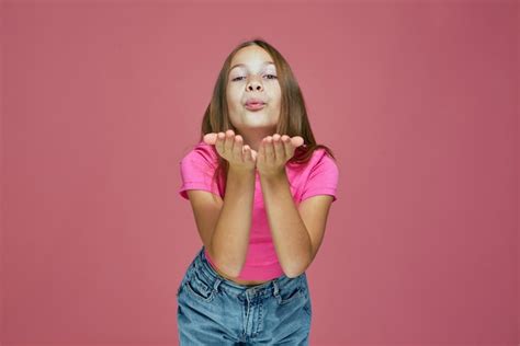 Niña Hermosa Que Sopla Un Beso En La Cámara Colegiala Bonita Enviando