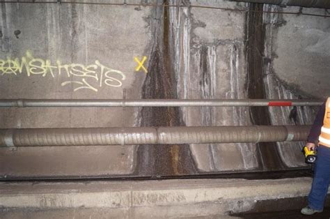 3 A Transverse Wall Crack With A Fan Shaped Flow Is Observed In The