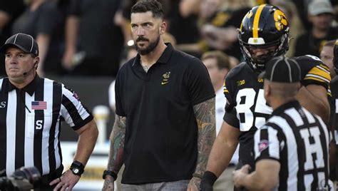 Iowa Football Robert Gallery Added To Kinnick Stadiums Ring Of Honor