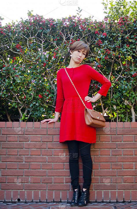 日本女孩在东京街头拍照