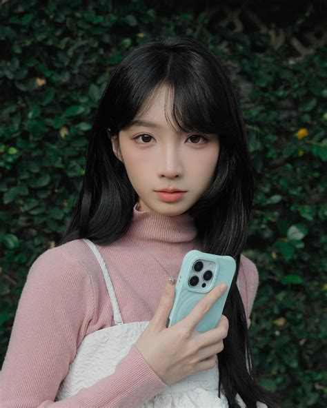 李昕 春天又不知不覺的來了 ･☽ 衣櫃也準備要更新成春天的顏色啦 不離身的手機當然也要穿新衣服！😋 Casetify的波紋手機殼 新出了很漂亮的玉石綠！還有櫻草粉也很可愛 （我有一堆