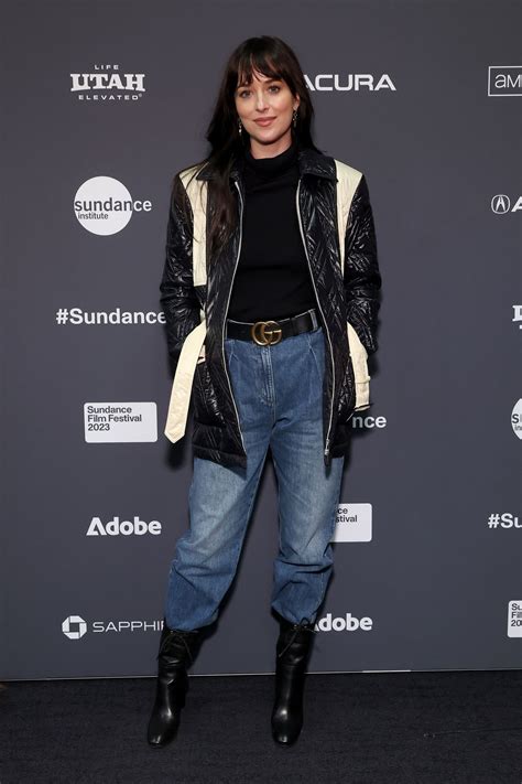 Dakota Johnson Llega Con Baggy Jeans Por Dentro De Las Botas A Sundance