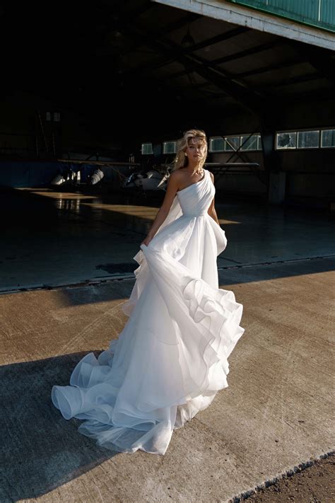 Natalia Romanova Wedding Dress Save 39 Stillwhite