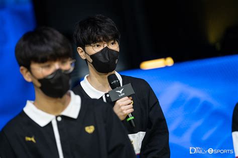 포토 안경 쓴 쵸비 정지훈