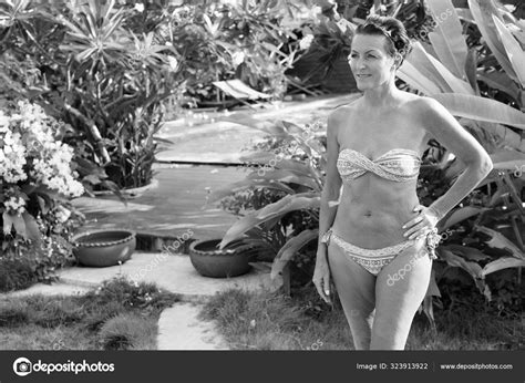 Mature Beautiful Tourist Woman Wearing Bikini At The Resort — Stock