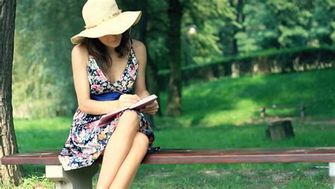 Menebak Karakter Cewek Dari Posisi Duduk Dari Bersila Hingga Mengangkat Kaki Semua Ada Maknanya