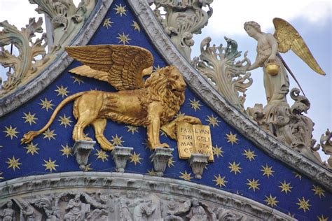 무료 이미지 기념물 동상 이탈리아 베니스 석상 조각 미술 복음 전도자 신화학 피아 자산 마르코 날개 달린 머리 성도 2000x1337