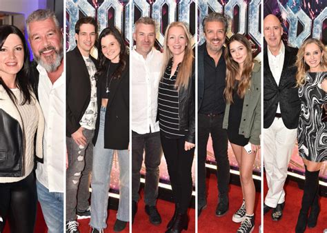 Benjamin Gratton Et Son Amoureuse Font Une Adorable Première Apparition Publique Sur Un Tapis Rouge