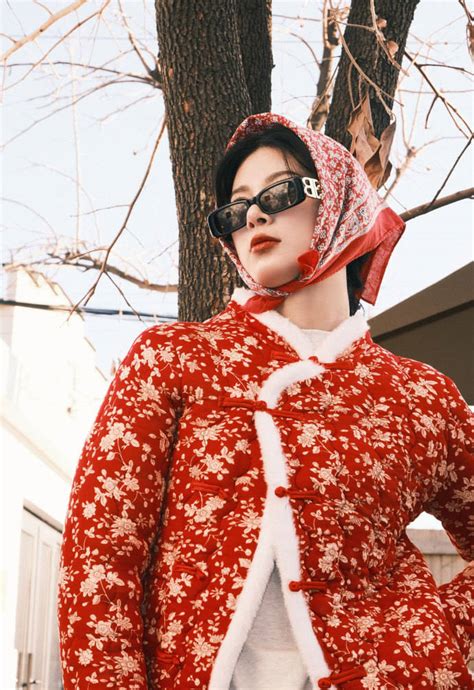赵昭仪穿东北碎花袄超接地气 带红丝巾可爱俏皮 搜狐大视野 搜狐新闻