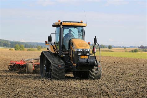 Trattore A Cingoli Agricolo Dello Sfidante Sul Campo In Autunno