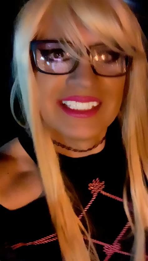 Le Nouveau Look De Cindie Plus Un Jean Serré Et Un Skity Décolière