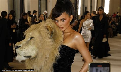 Dahil Sa Ulo Ng Leon Kylie Jenner Kinamuhian Sa Paris Fashion Week