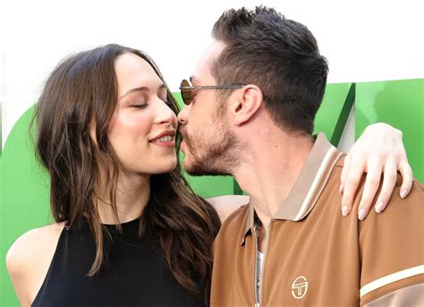 Пит Дэвидсон появился на красной дорожке с беременной девушкой