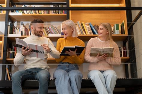 Imágenes De Personas Leyendo Libros Descarga Gratuita En Freepik