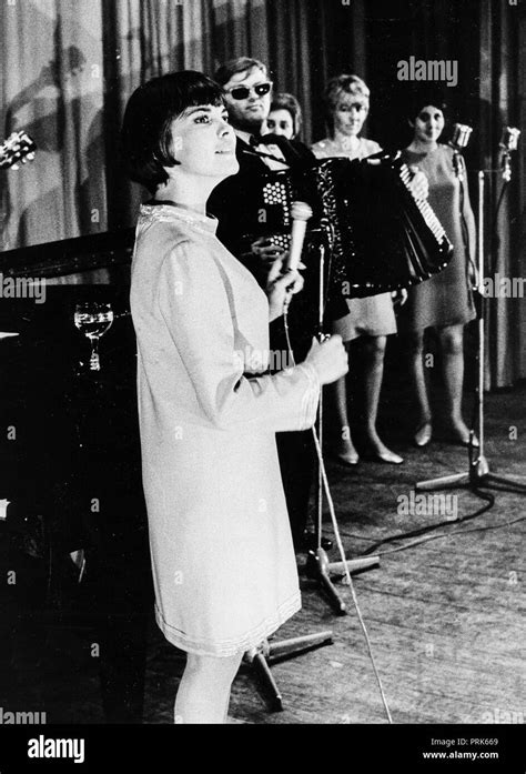 Mireille Mathieu Fotos Und Bildmaterial In Hoher Auflösung Alamy