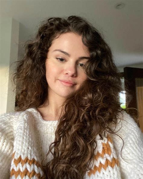 Selena Gomez Posts No Makeup Instagram Photos Repping Miley Cyrus