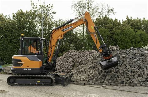 Develon Bringt Neue Stufe V Konforme 6 Tonnen Kompaktbagger Auf Den