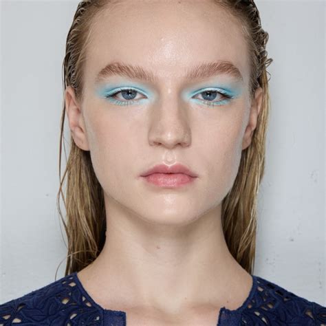 خطوات تطبيق لوك المكياج الفضائي بألوان الميتاليك مجلة هي