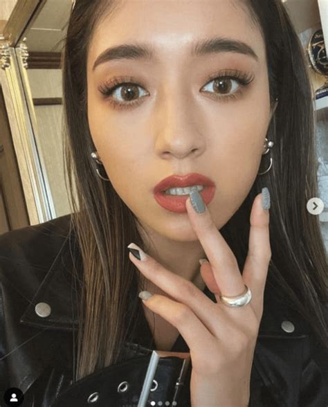 「まだまだイケる」みちょぱ、超ミニ丈スカート＆ルーズの“人妻jk”制服姿に超絶賛 「こんな嫁さんいたら最高やん！」夫・大倉士門と“公開イチャイチャ”も｜ニフティニュース