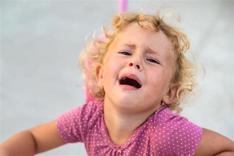 Un Niño Está Llorando En La Calle Enfoque Selectivo Foto Premium