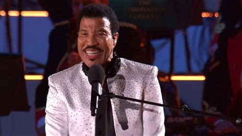 Lionel Richie Confuses Viewers With Unrecognisable Voice As He Sports