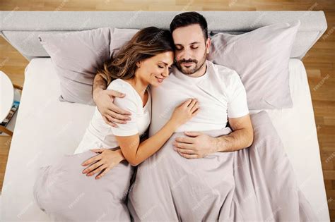 Vista Superior De Una Feliz Pareja Matutina Acostada En Su Cama