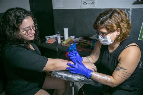 Inspirada Na Xilogravura Tatuadora Cearense Produz Artes Autorais