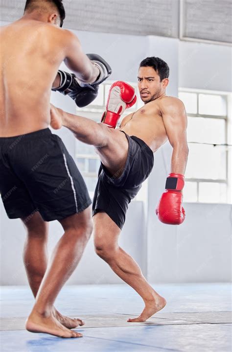 Combate De Mma E Luta Com Um Esportista E Luta Rival Em Uma Academia Ou Clube De Saúde Para