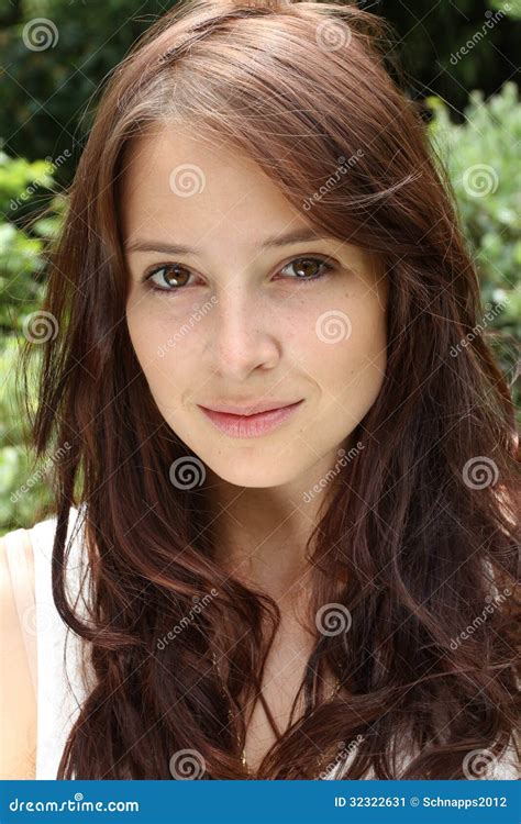 Chica Joven Bonita En Luz Natural Imagen De Archivo Imagen De Ojos Feliz