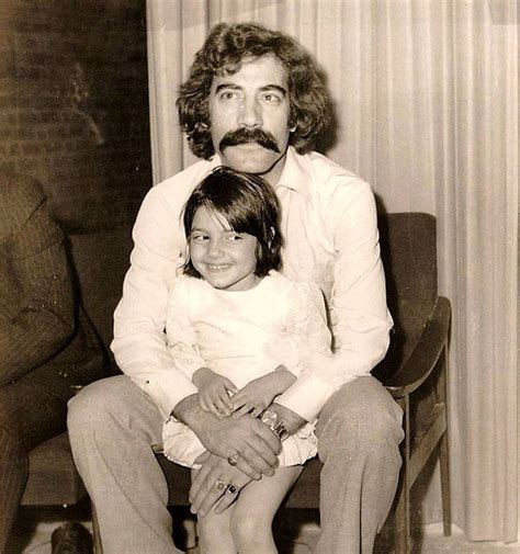 اولین عکس ها که از همسر و فرزندان هادی اسلامی منتشر شد روی سنگ قبر او چه نوشتند؟