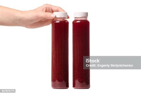 Minuman Buah Berry Dalam Sebotol Tangan Wanita Foto Stok Unduh Gambar Sekarang Air Alam