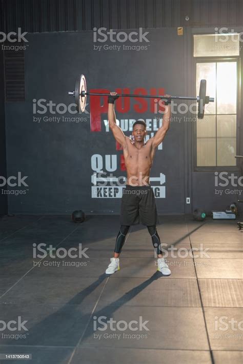 잘 생기고 근육질의 흑인 아프리카 남성이 체육관에서 언론 역도를하고 있습니다 25 29세에 대한 스톡 사진 및 기타 이미지 25 29세 갈색 갈색 머리 Istock