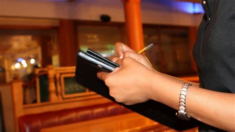 Viral Las Polémicas Normas De Un Restaurante Para Sus Mozos