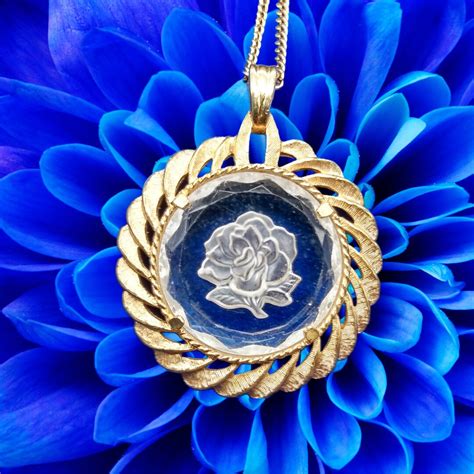 80s Vintage Shp Excl Gold Tone And Etched Glass Rose Cameo Pendant And