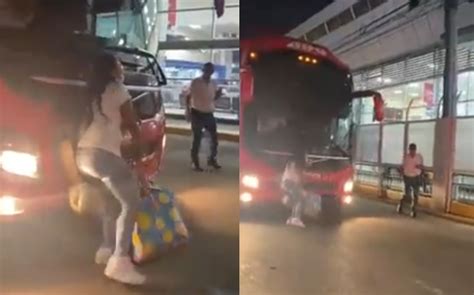 Tabasco Mujer Intenta Detener A Autobús Tras Llegar Tarde Video