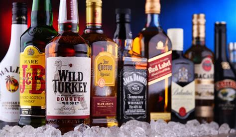 Botellas De Diversas Marcas Mundiales De Licor Fotografía Editorial